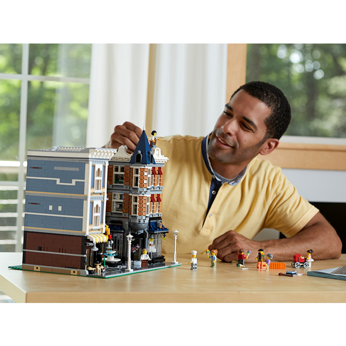 LEGO Assembly Square Set 10255 | Brick Owl - LEGO Marketplace