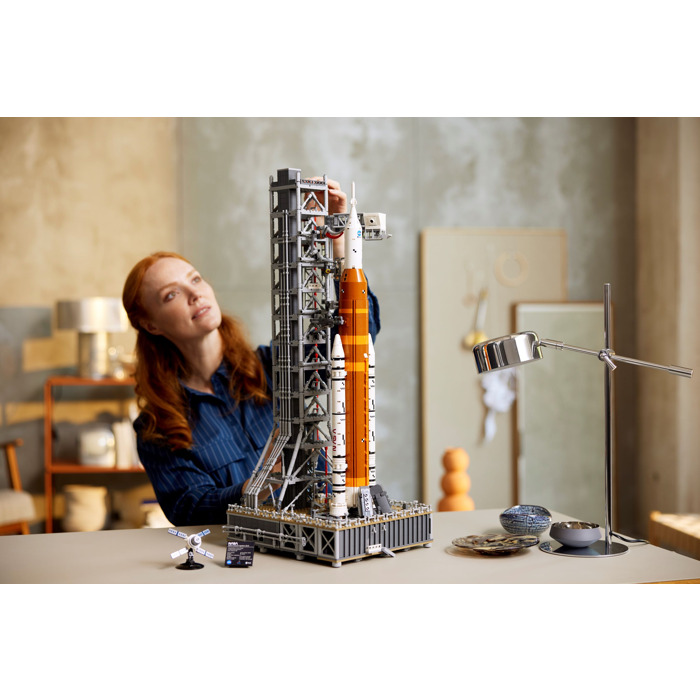 LEGO NASA Artemis Space Launch System Set 10341 | Brick Owl - LEGO ...