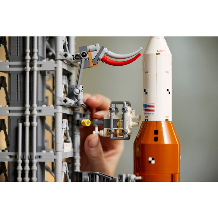 LEGO NASA Artemis Space Launch System Set 10341 | Brick Owl - LEGO ...