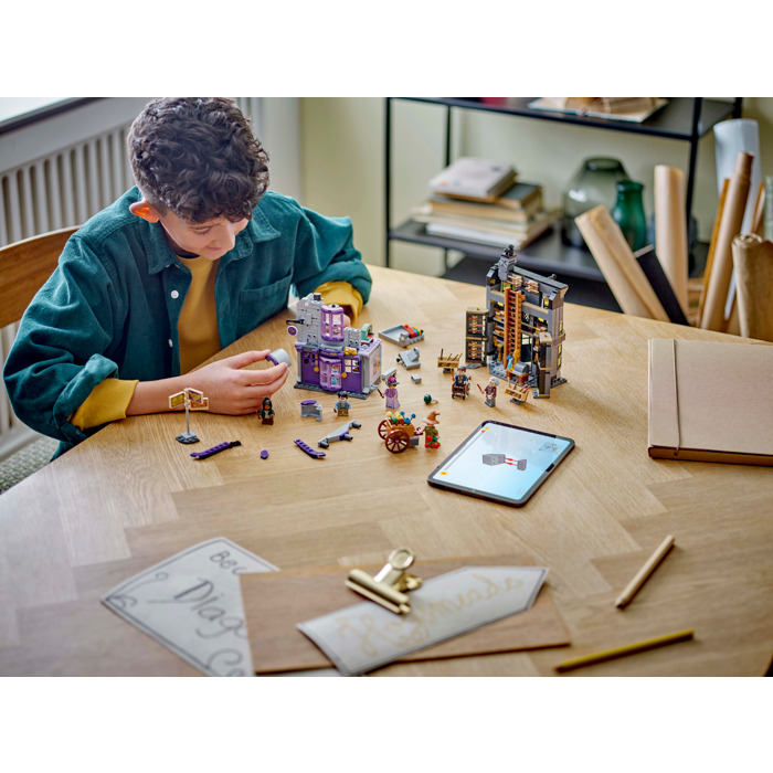 LEGO Ollivanders & Madam Malkin's Robes Set 76439 | Brick Owl - LEGO ...