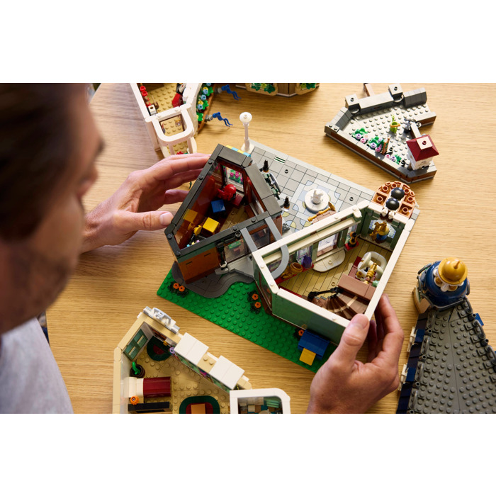 LEGO Shopping Street Set 11371 | Brick Owl